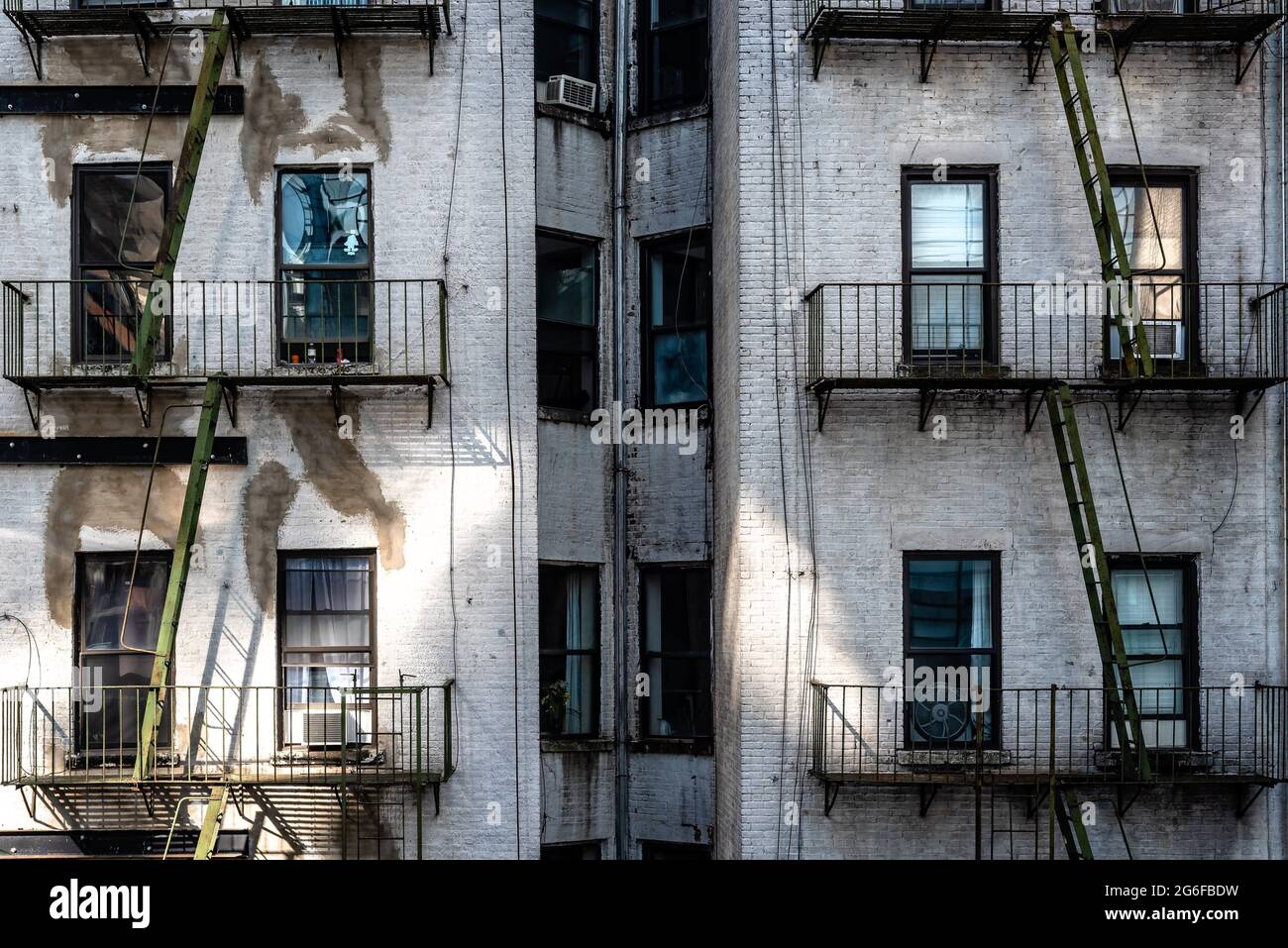 Balconies old apartment building hi-res stock photography and images ...