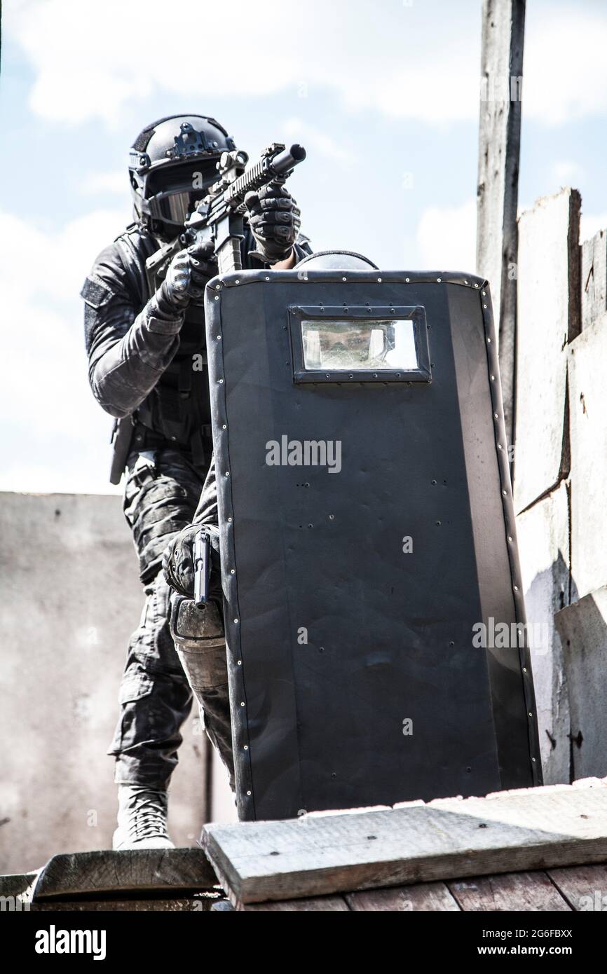 Swat officers in uniform hi-res stock photography and images - Alamy