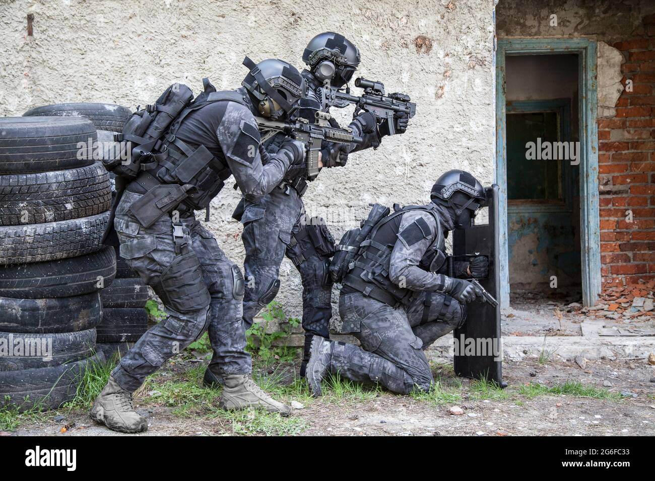 Swat officers in uniform hi-res stock photography and images - Alamy