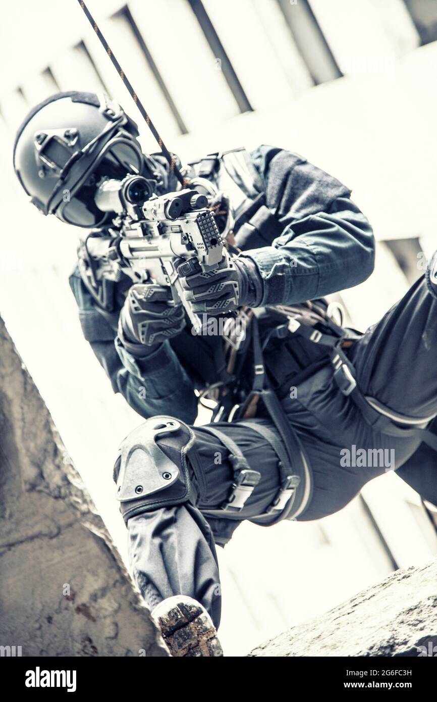 Swat rappelling hi-res stock photography and images - Alamy