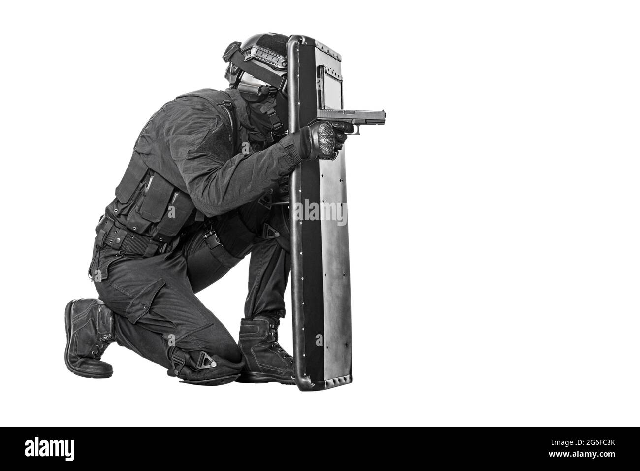 Police officer aiming handgun hi-res stock photography and images - Alamy