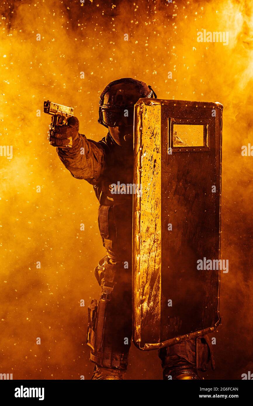 Policeman with riot shield hi-res stock photography and images - Alamy