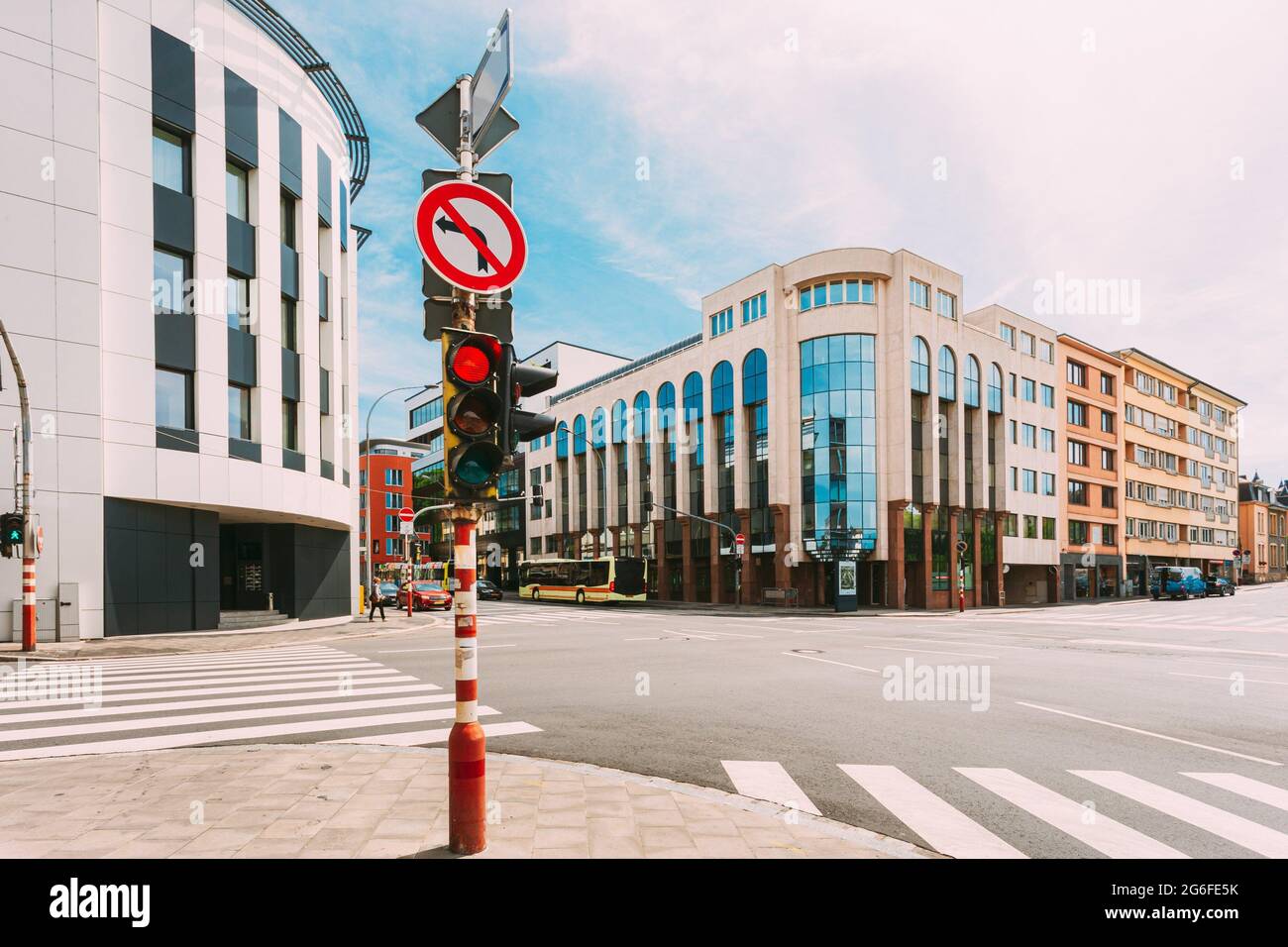 Empty traffic intersection traffic lights hi-res stock photography and ...