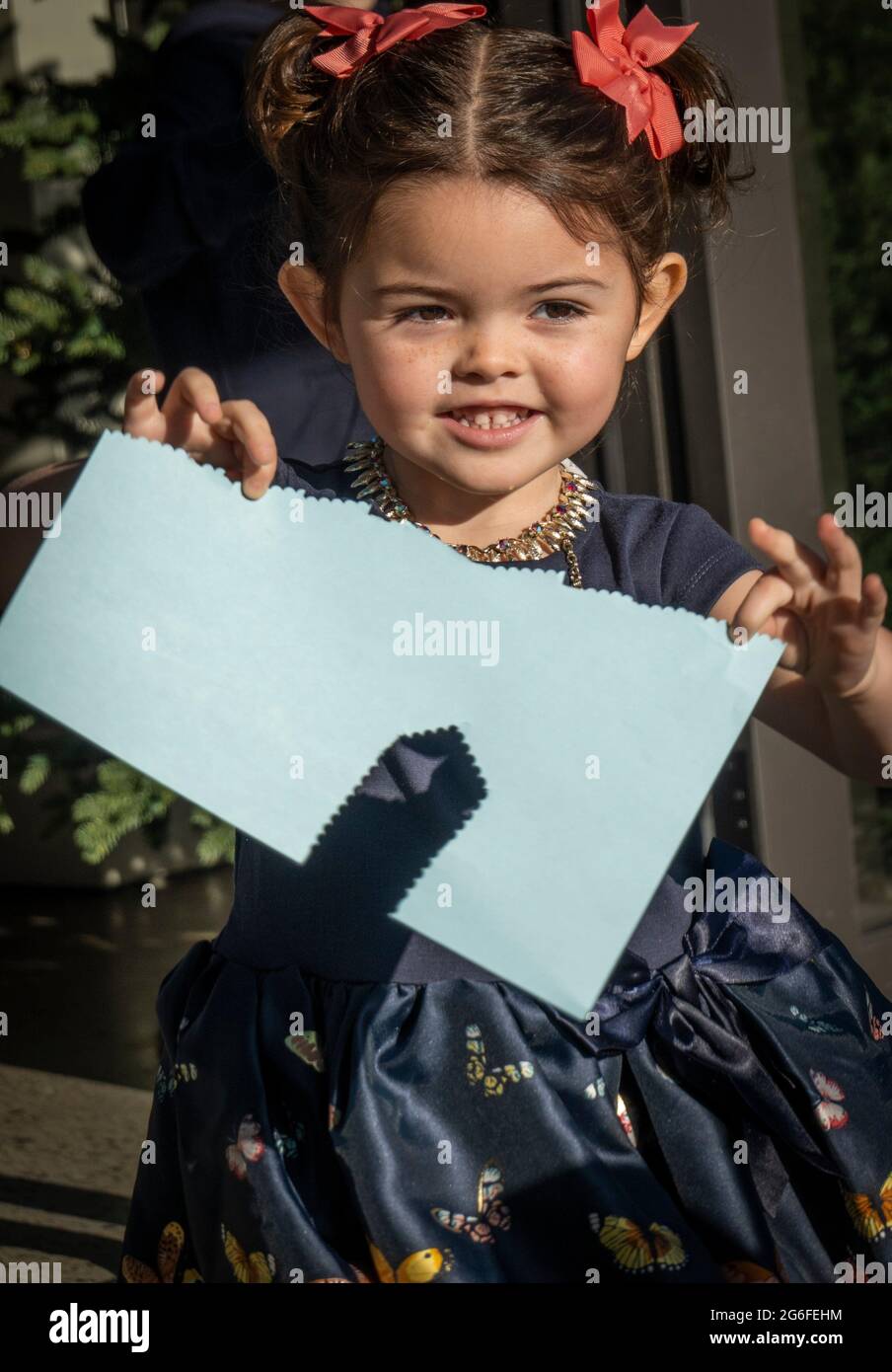 4 year old girl playing hi-res stock photography and images - Alamy