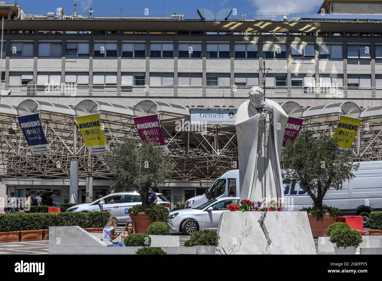 Rome, Pope Francis admitted to the Gemelli Hospital Stock Photo - Alamy