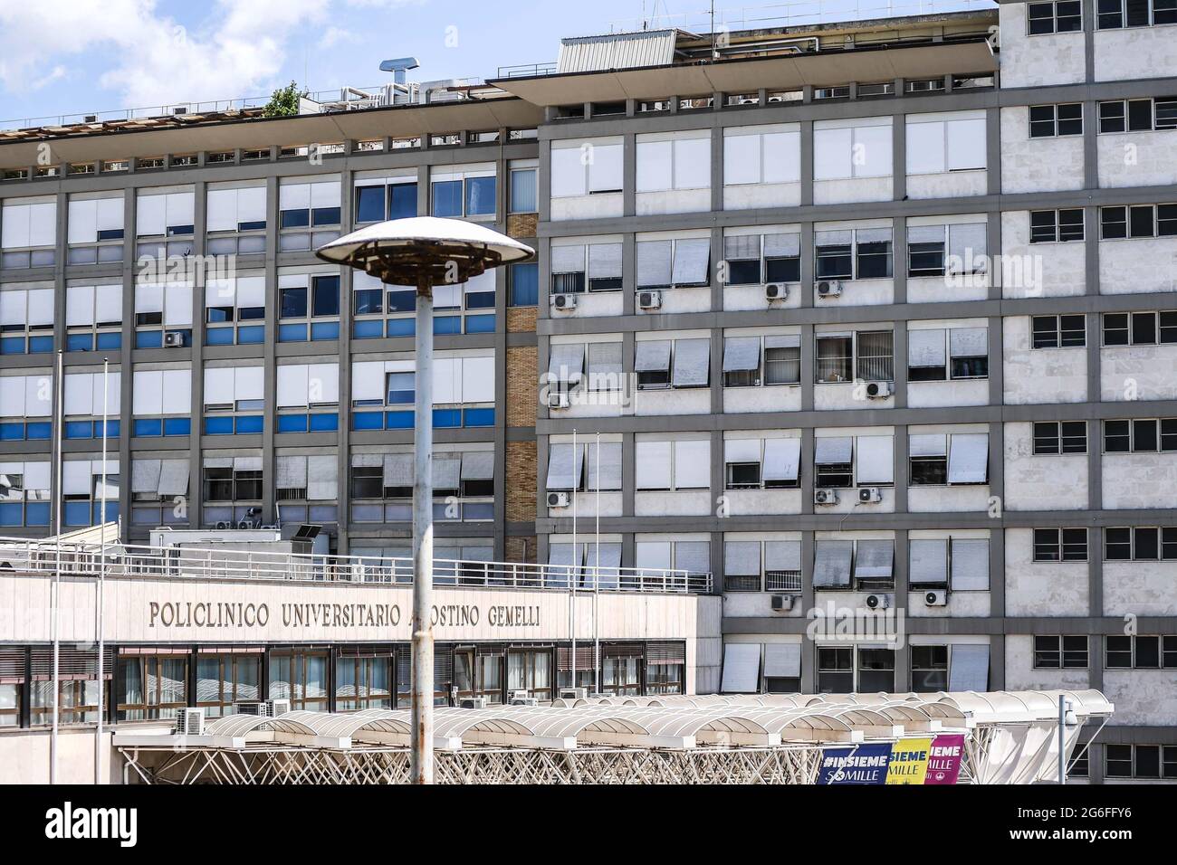 Rome, Pope Francis admitted to the Gemelli Hospital Stock Photo - Alamy