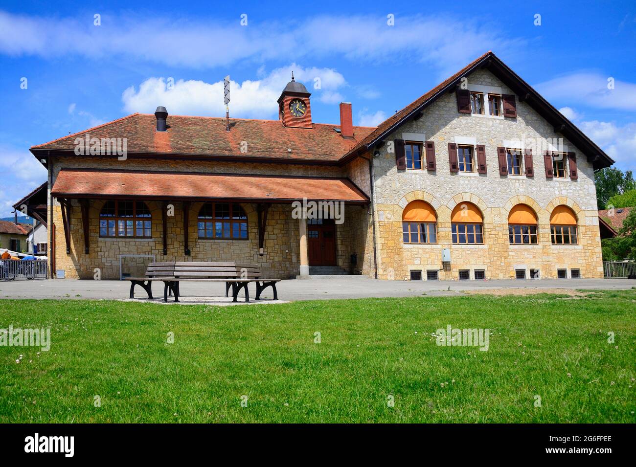 Empty school building hi-res stock photography and images - Alamy