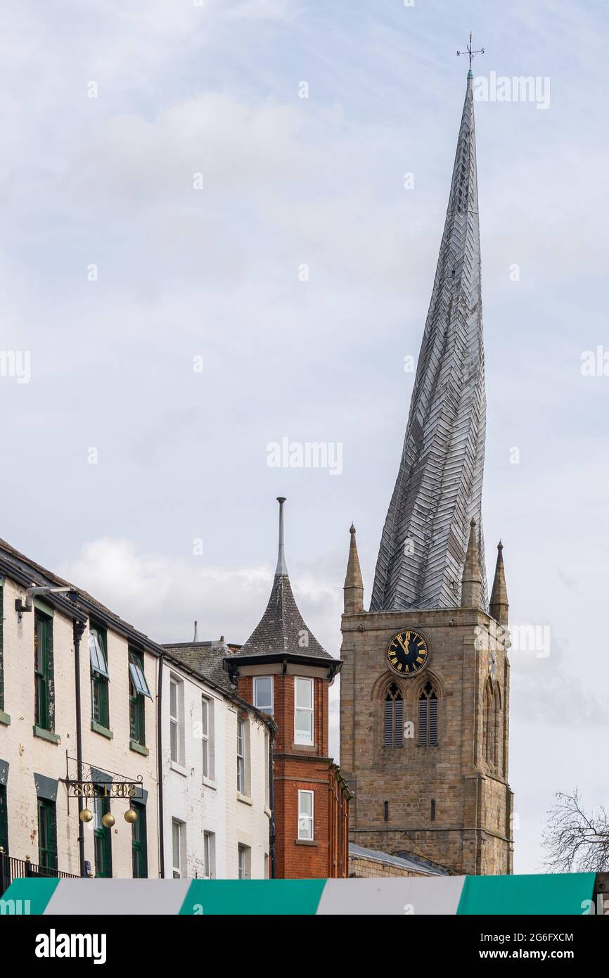 Chesterfield church bent crooked spire hi-res stock photography and ...