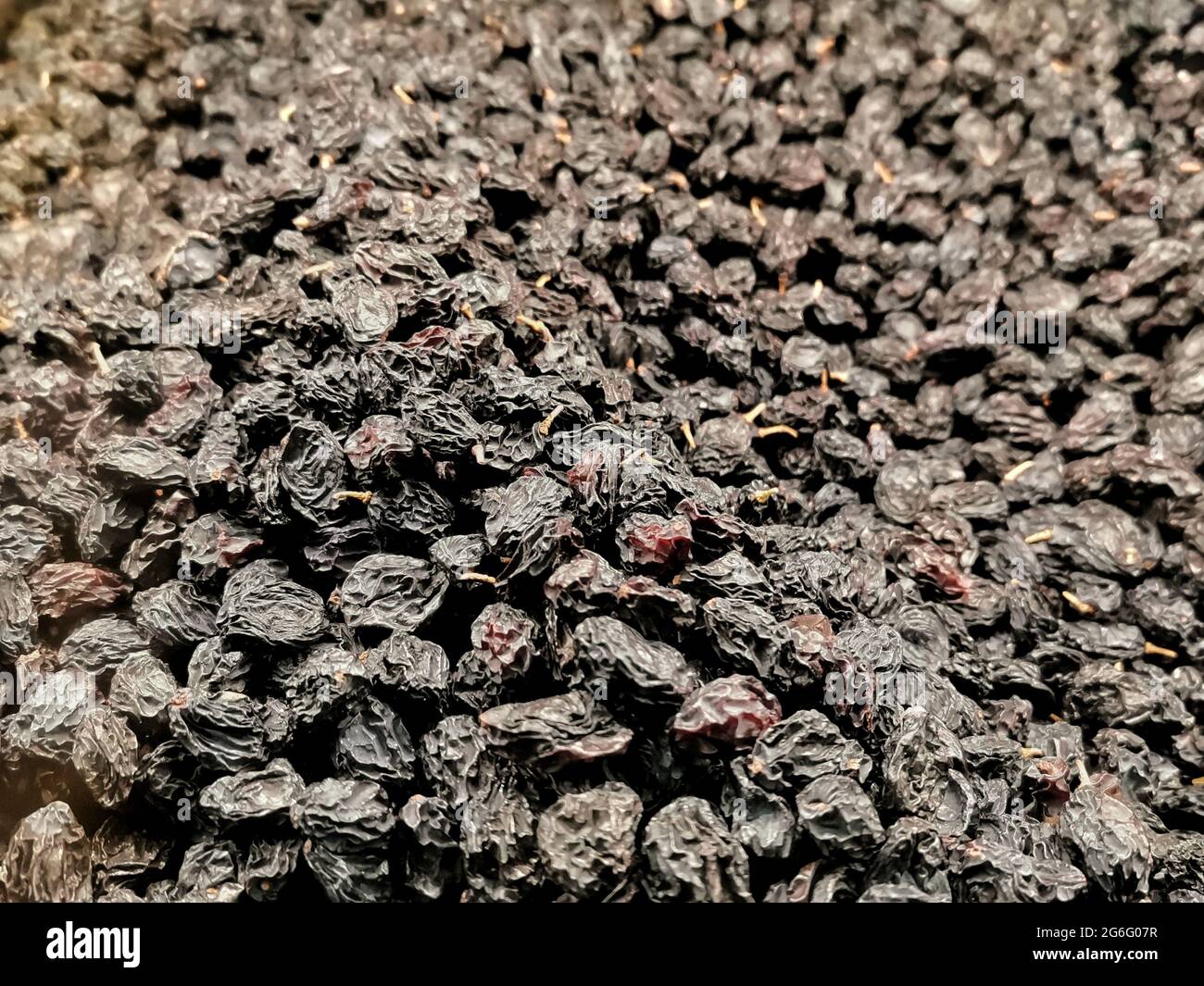 Close-up raisins. Background raisin and detail shot Stock Photo - Alamy