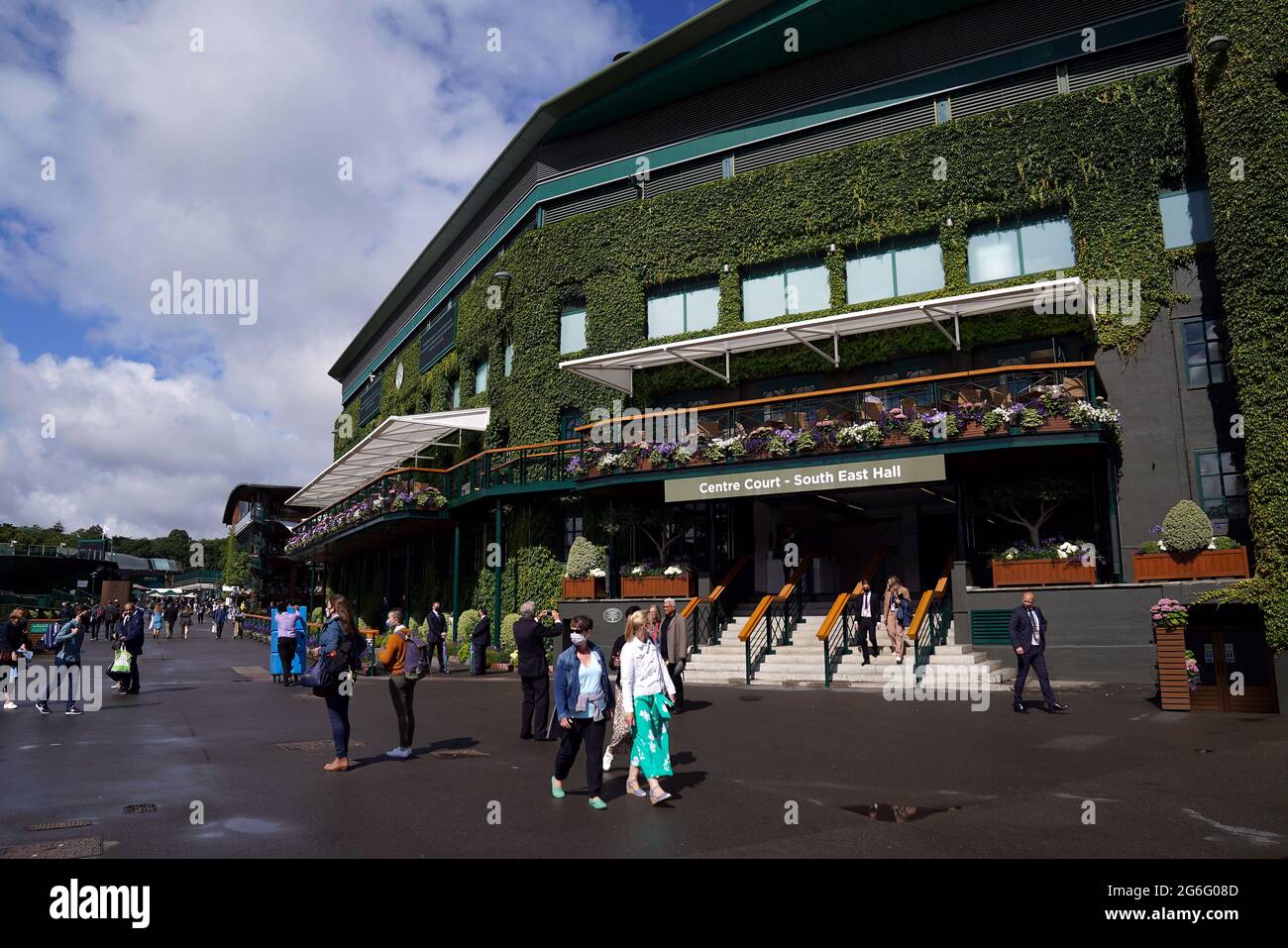 Full capacity crowd hi-res stock photography and images - Alamy