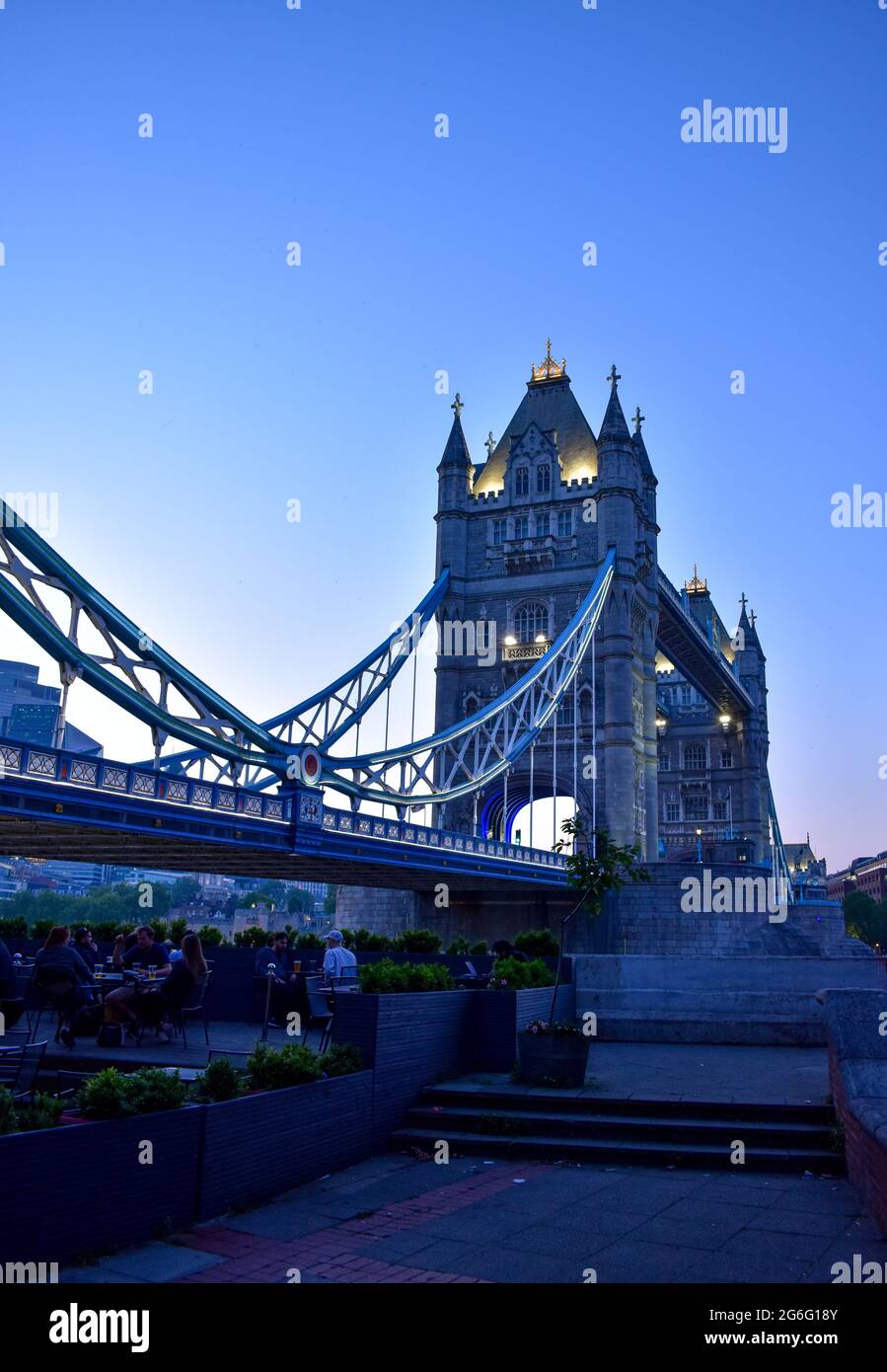 Friends enjoying a drink under Tower Bridge Stock Photo - Alamy