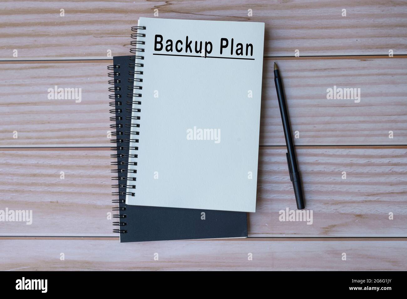 Backup plan text on notepad with wooden background Stock Photo - Alamy