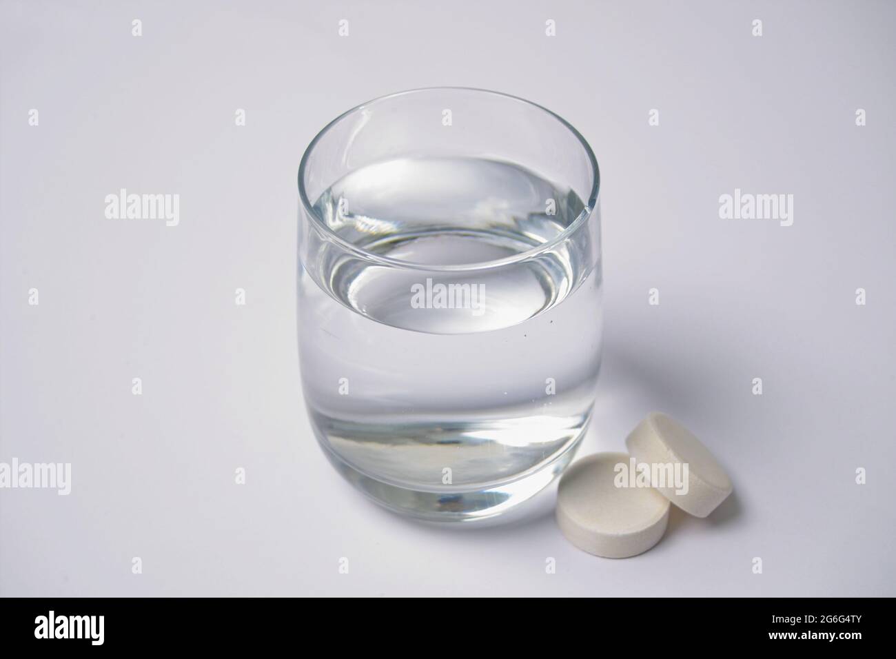 Glass of water and tablets hi-res stock photography and images - Alamy