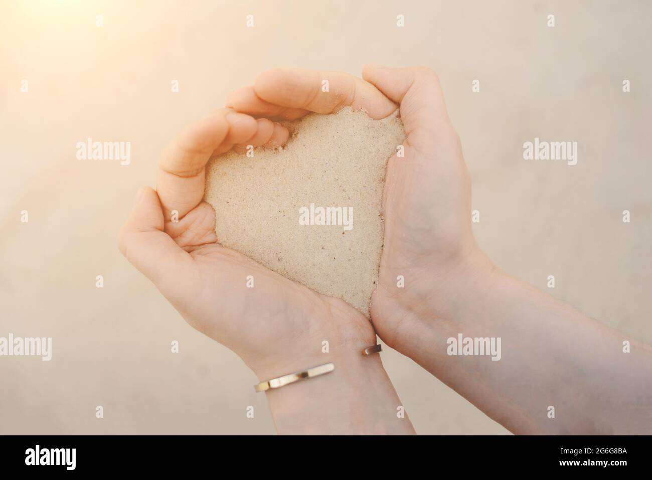 Hands holding pouring sand hi-res stock photography and images - Alamy