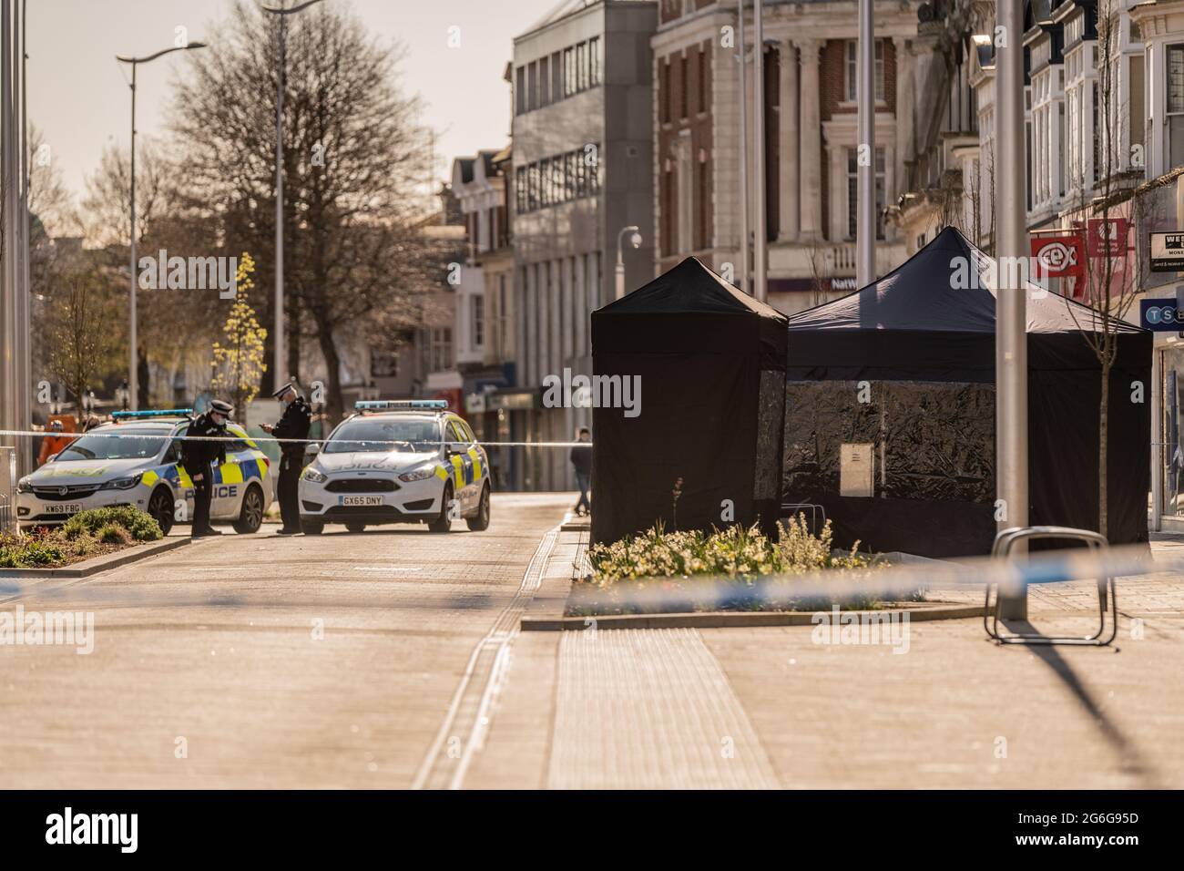 police officers at serious crime scene Stock Photo - Alamy