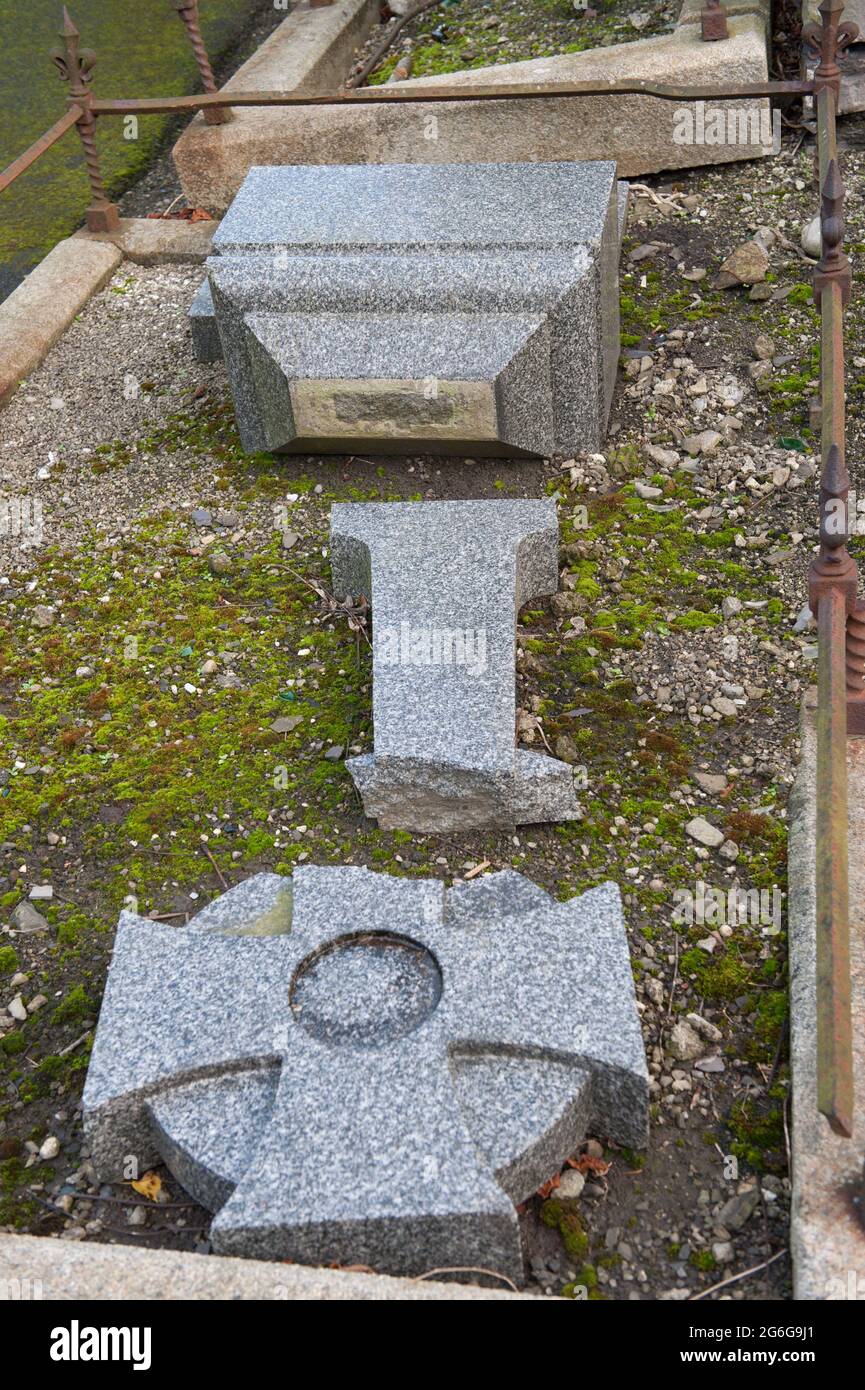 Broken gravestone hi-res stock photography and images - Alamy