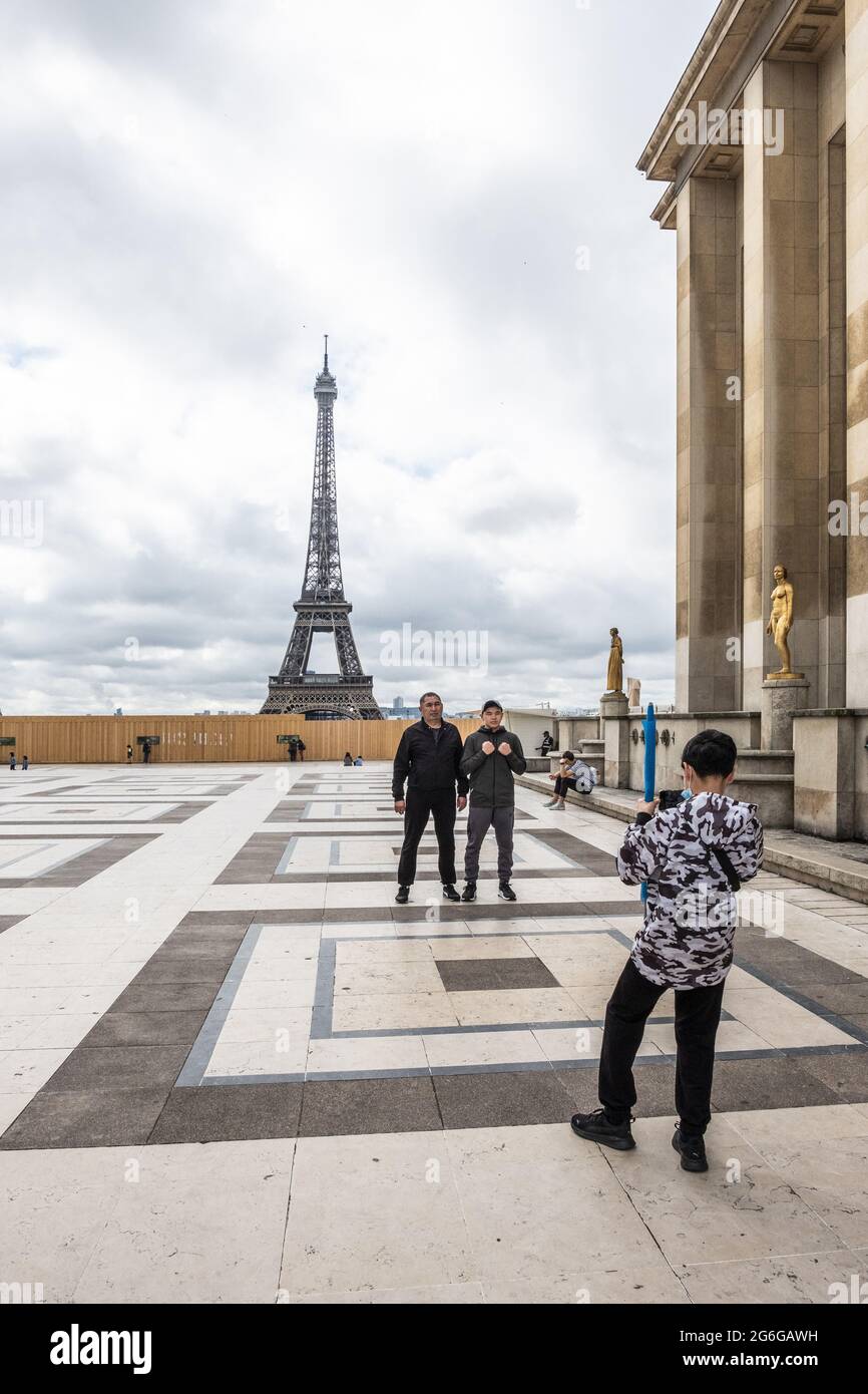 Eiffel tower tourists 2021 hi-res stock photography and images - Alamy