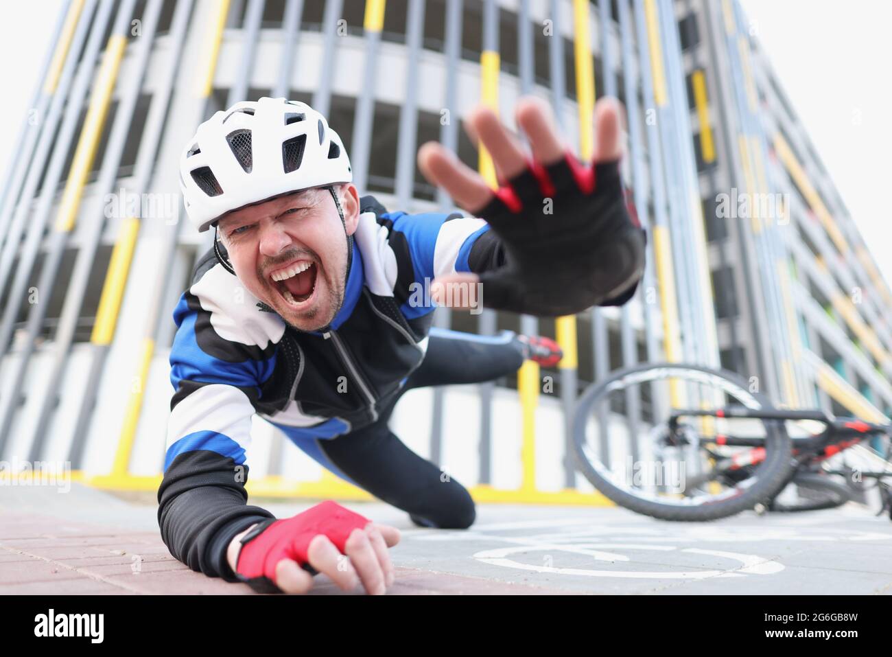 Fall off bike hi-res stock photography and images - Alamy