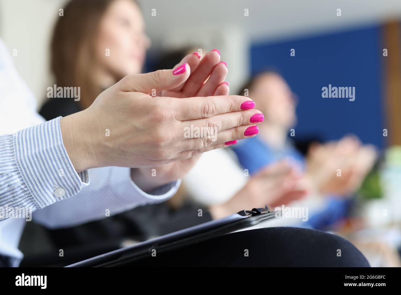 Group businesspeople applauding hi-res stock photography and images - Alamy