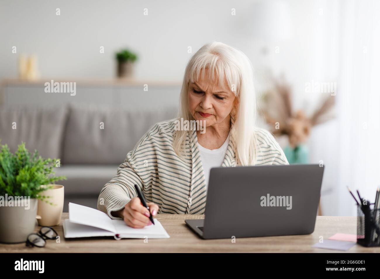 Elderly lady writing hi-res stock photography and images - Alamy