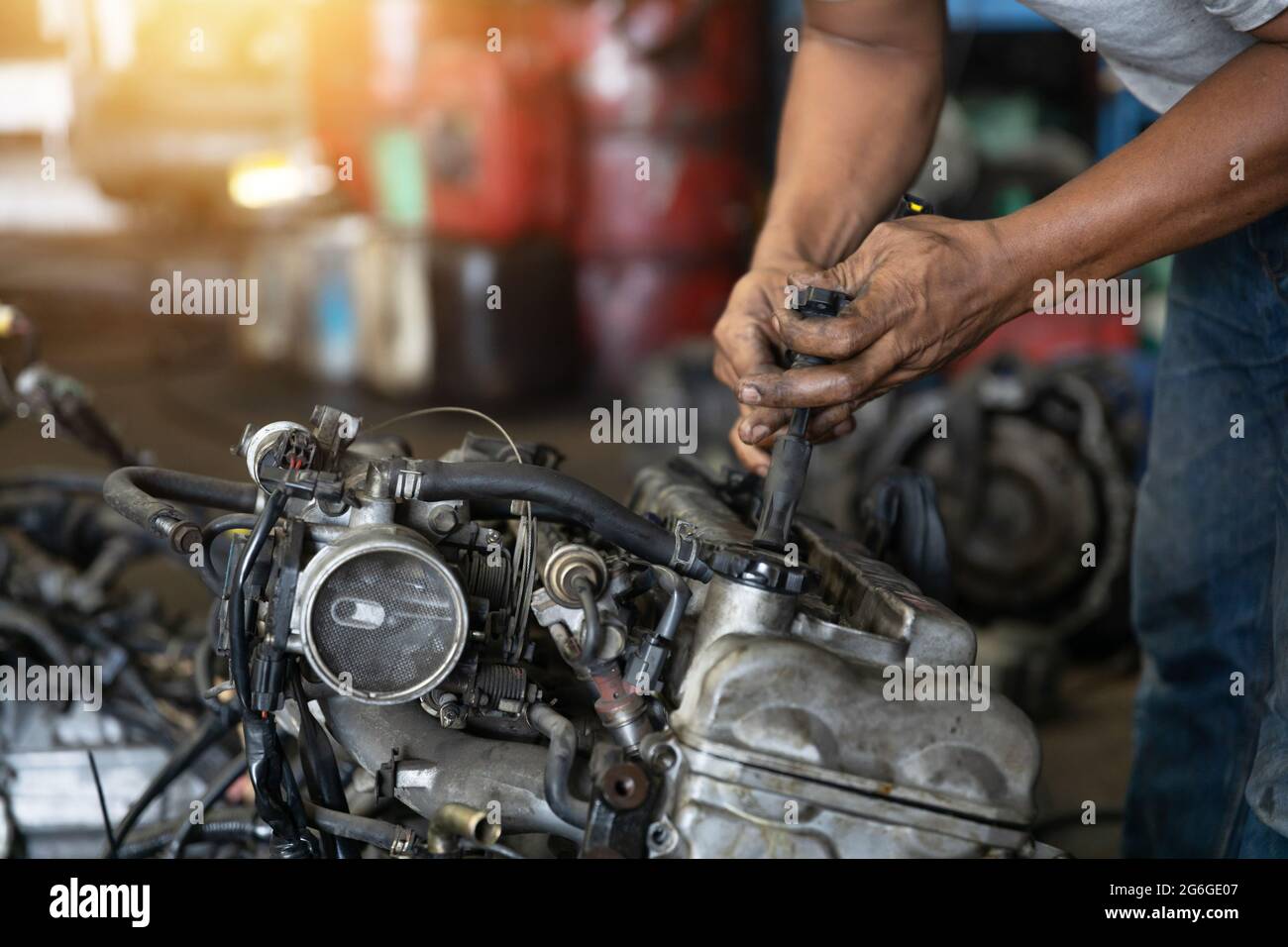 Mechanic fixing custom motorcycle hi-res stock photography and images ...