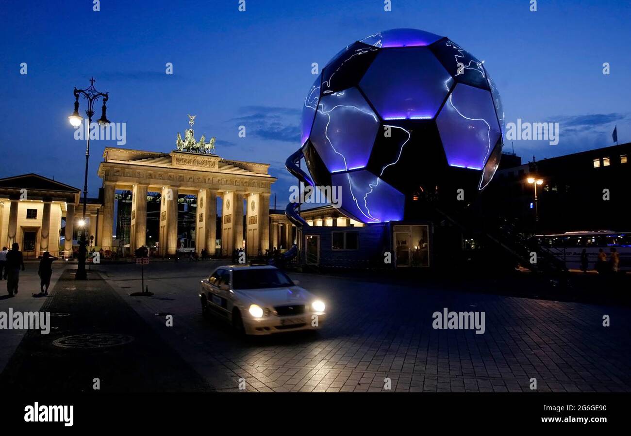 Evening in Berlin during the 2006 FIFA World Cup in Germany Stock Photo ...
