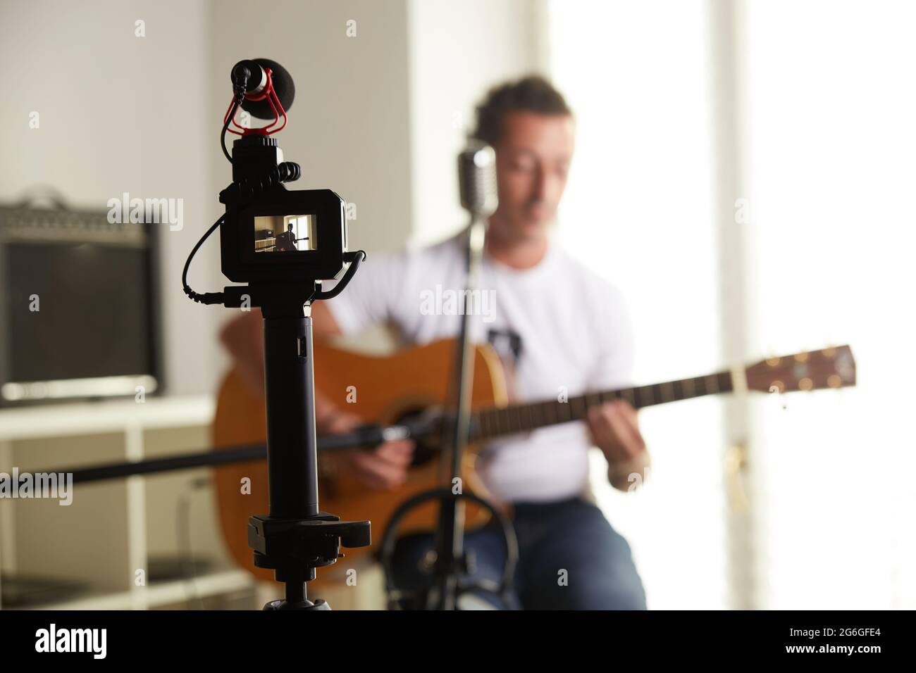 Home recording guitar hi-res stock photography and images - Alamy