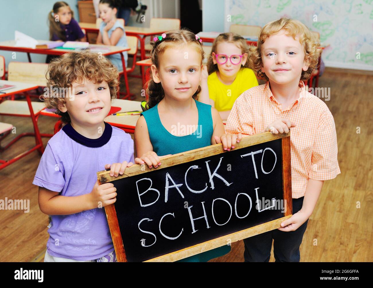 Group of school children smiling hi-res stock photography and images ...