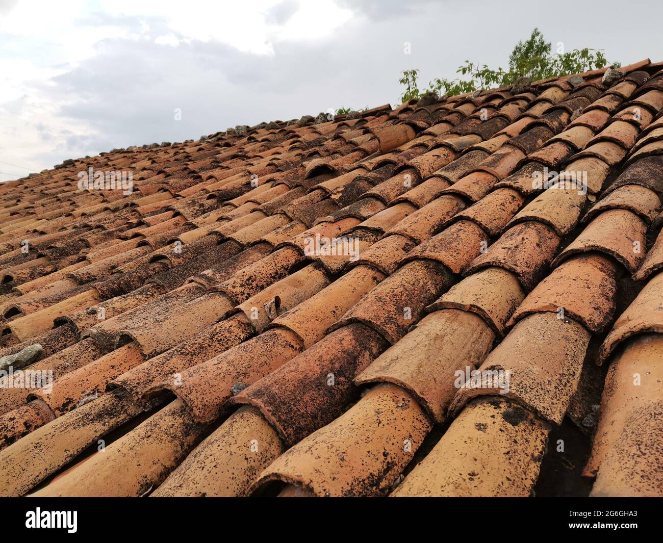 Red tile roof top hi-res stock photography and images - Alamy