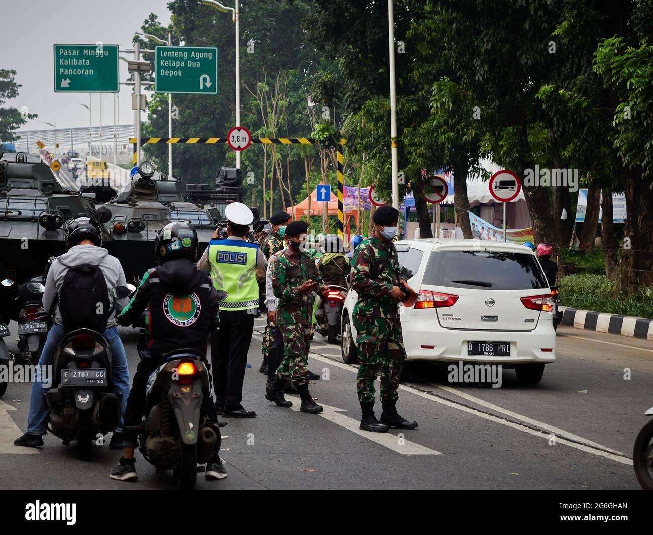 Vehicles pass through checkpoint hi-res stock photography and images ...