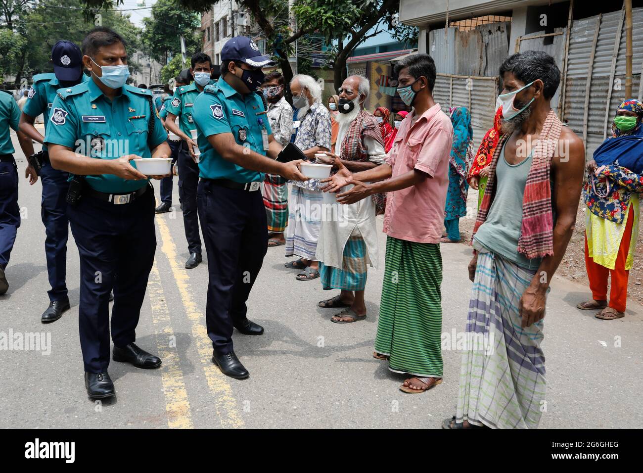 During nationwide lockdown Bangladesh police officials donates free ...
