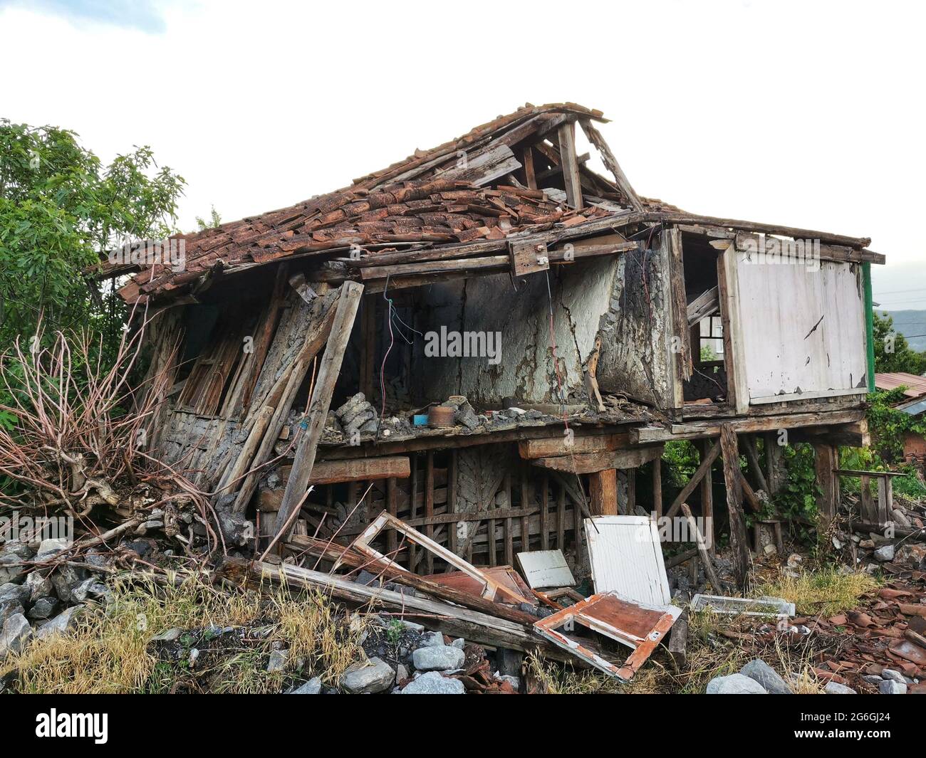 Ruined house. Old and ruined abandoned house Stock Photo - Alamy