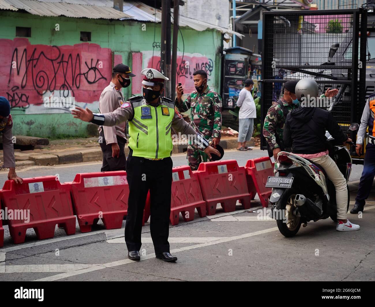 Vehicles pass through checkpoint hi-res stock photography and images ...