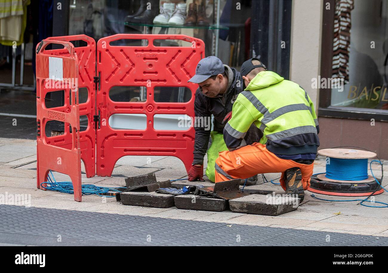 Installing fibre optic cable hi-res stock photography and images - Alamy