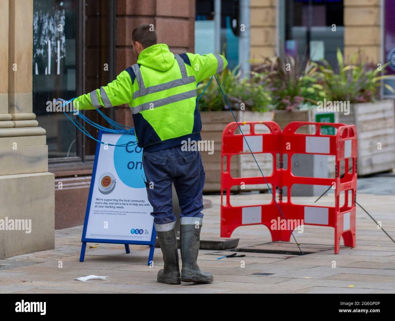 Installing fibre optic cable hi-res stock photography and images - Alamy