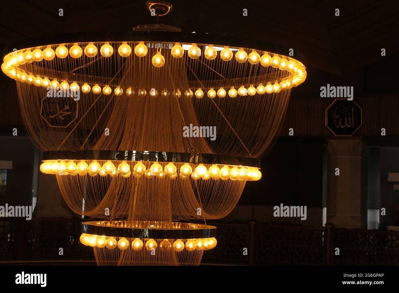 mosque lighting with chandeliers Stock Photo - Alamy