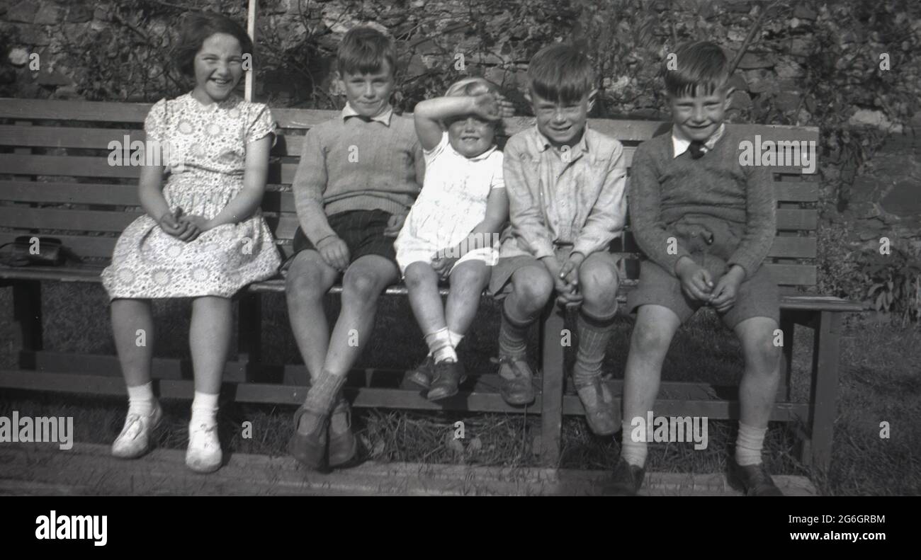 Scruffy bench hi-res stock photography and images - Alamy