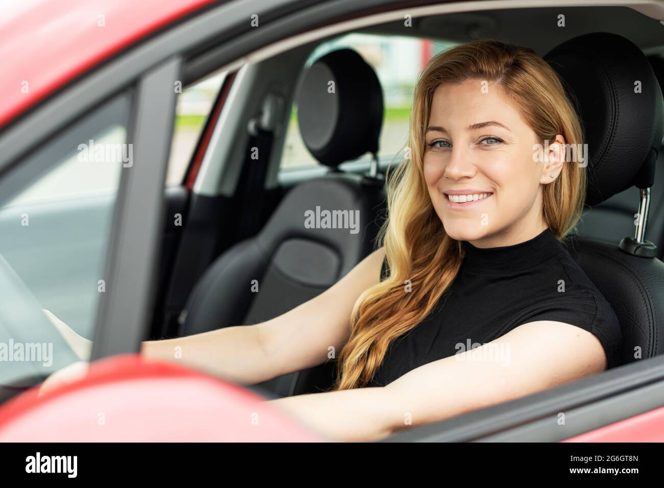 Happy beautiful woman drives a car Stock Photo - Alamy