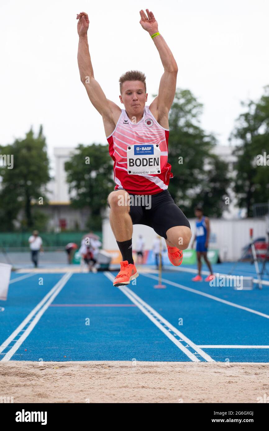 Winner triple jump hi-res stock photography and images - Alamy