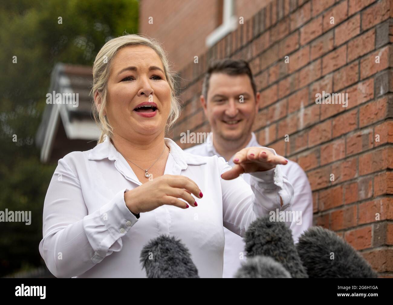 She jokes hi-res stock photography and images - Alamy