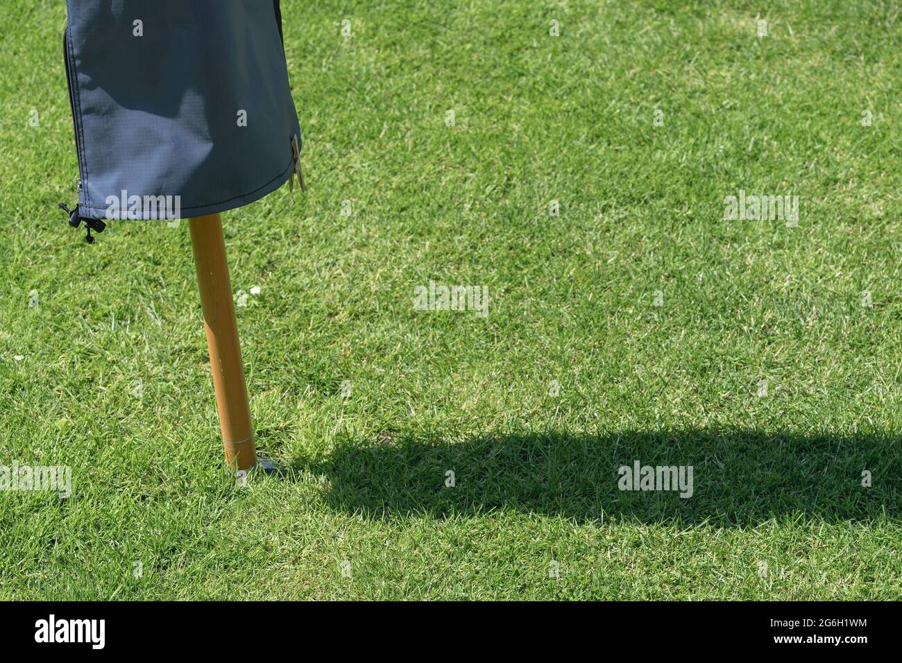 Washing line pole post at the garden Stock Photo - Alamy