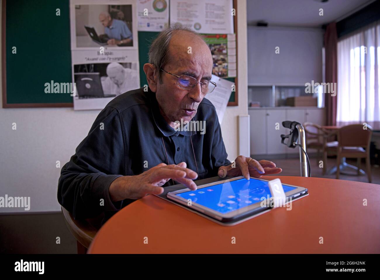 Senior tech hi-res stock photography and images - Alamy