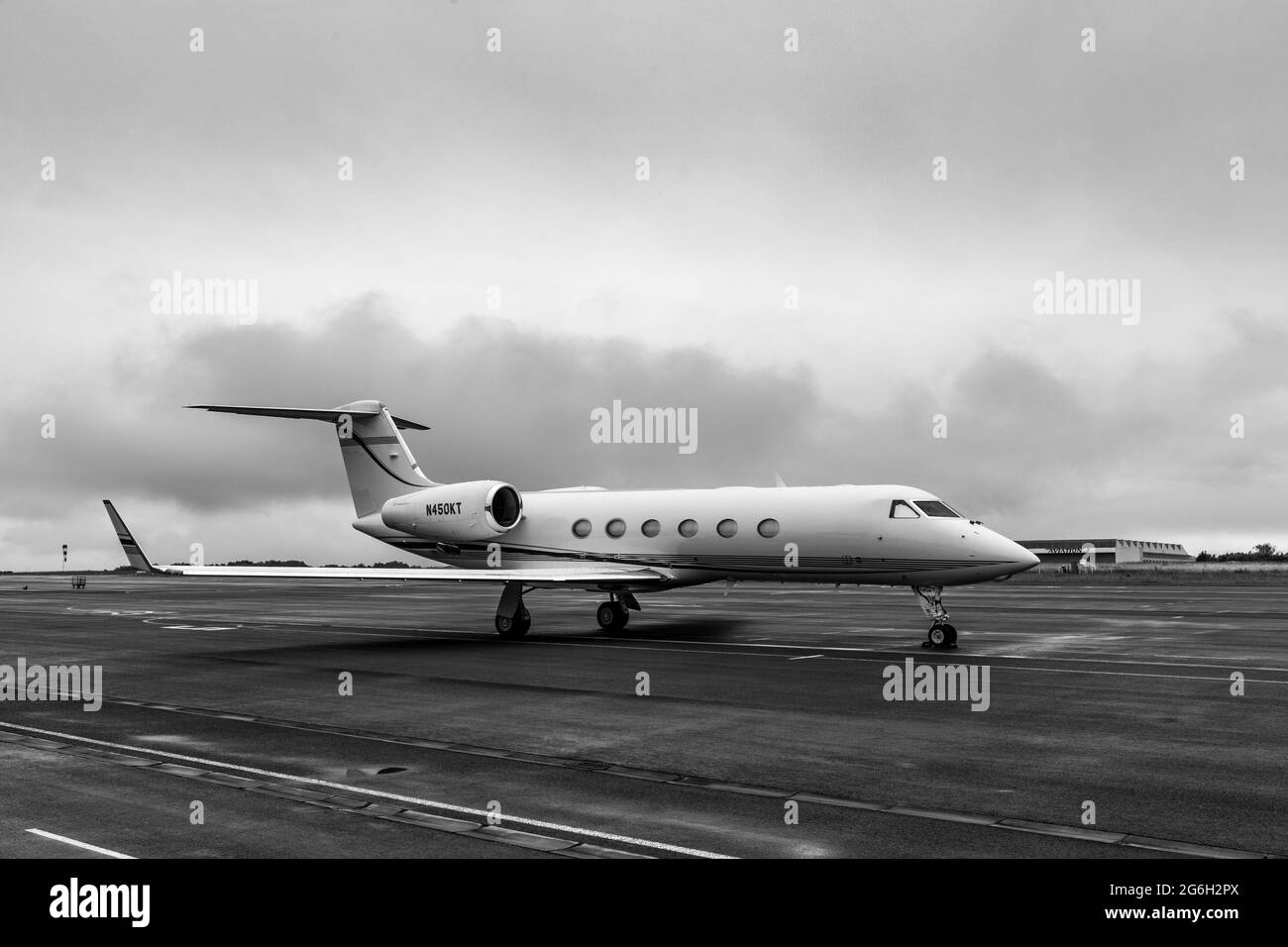 Gulfstream g450 business jet Black and White Stock Photos & Images - Alamy