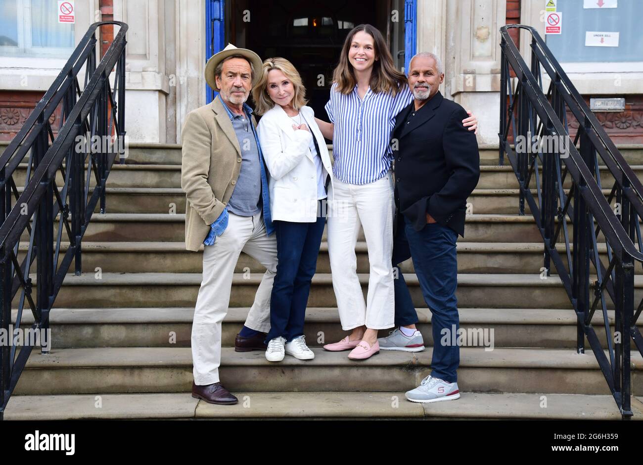 Robert Lindsay, Felicity Kendal, Sutton Foster and Gary Wilmot during a ...