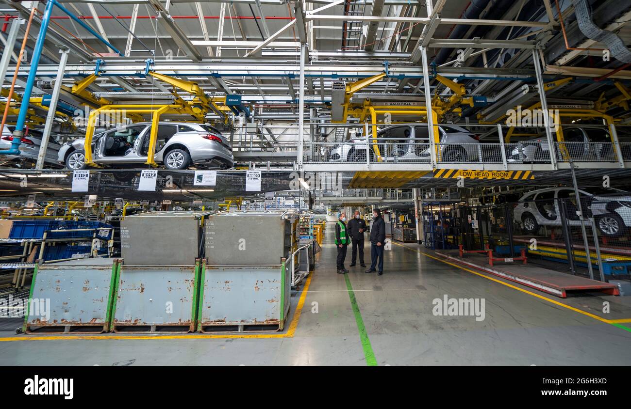 Generic stock pictures of the Astra assembly line at Vauxhall's plant ...