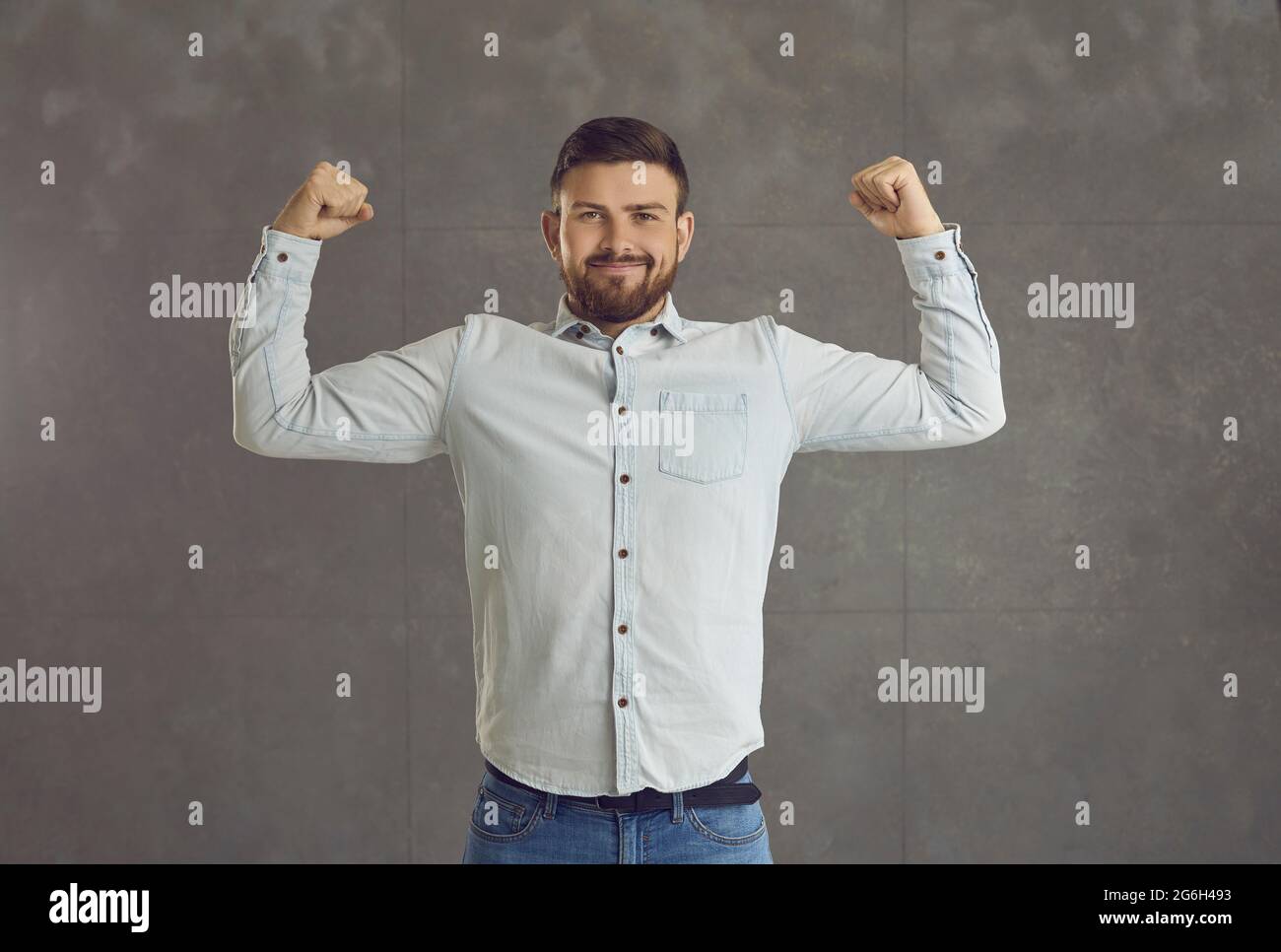 Muscular man flexing camera hi-res stock photography and images - Alamy