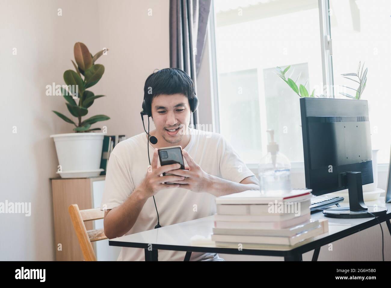 Helpline staff hi-res stock photography and images - Alamy