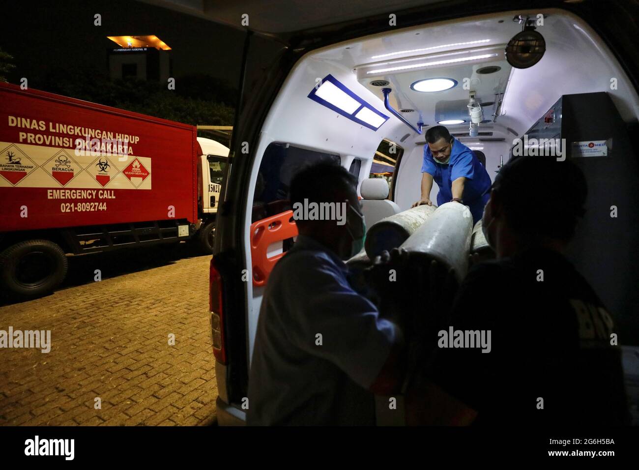 Oxygen tanks ambulance hi-res stock photography and images - Alamy