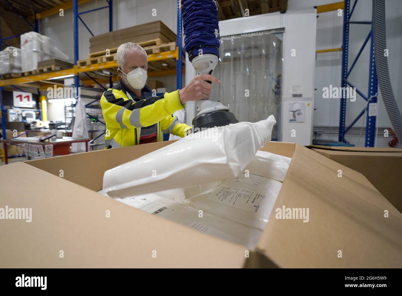 Repacking supplies hi-res stock photography and images - Alamy