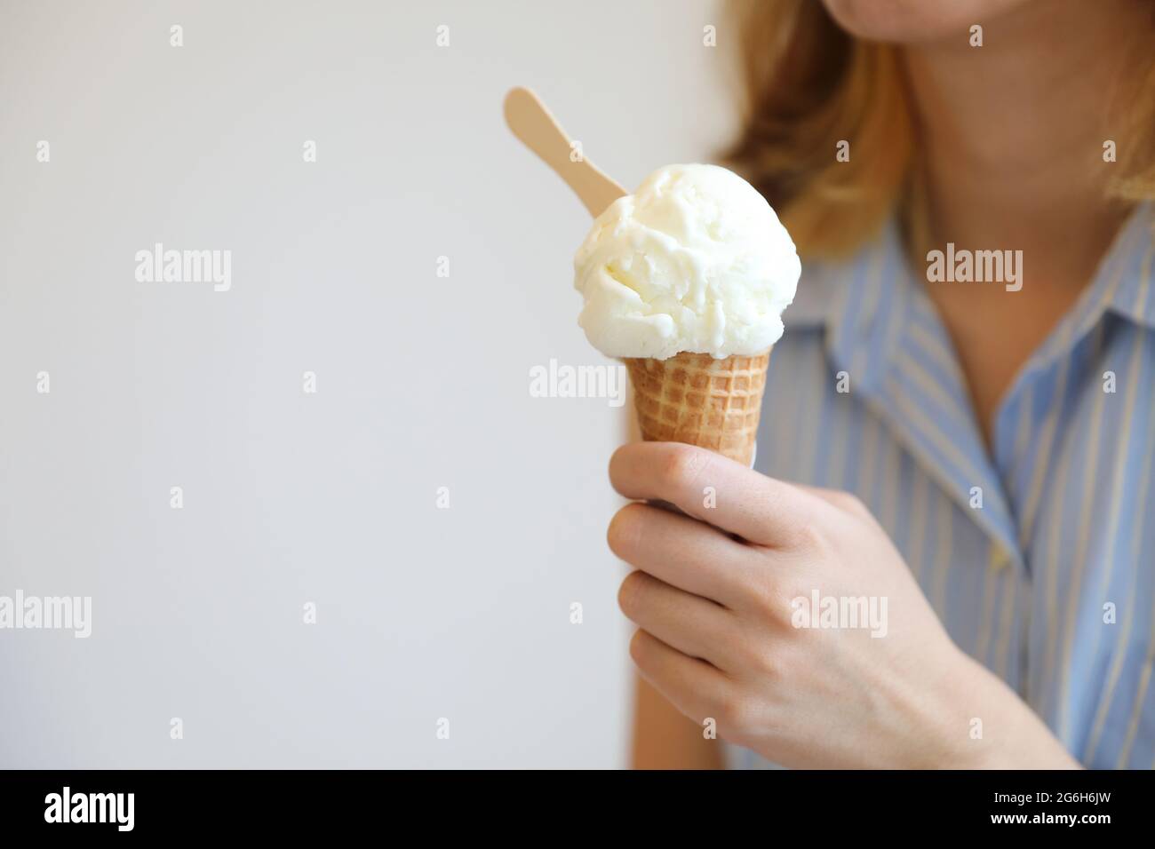 Hand ice cream hi-res stock photography and images - Alamy